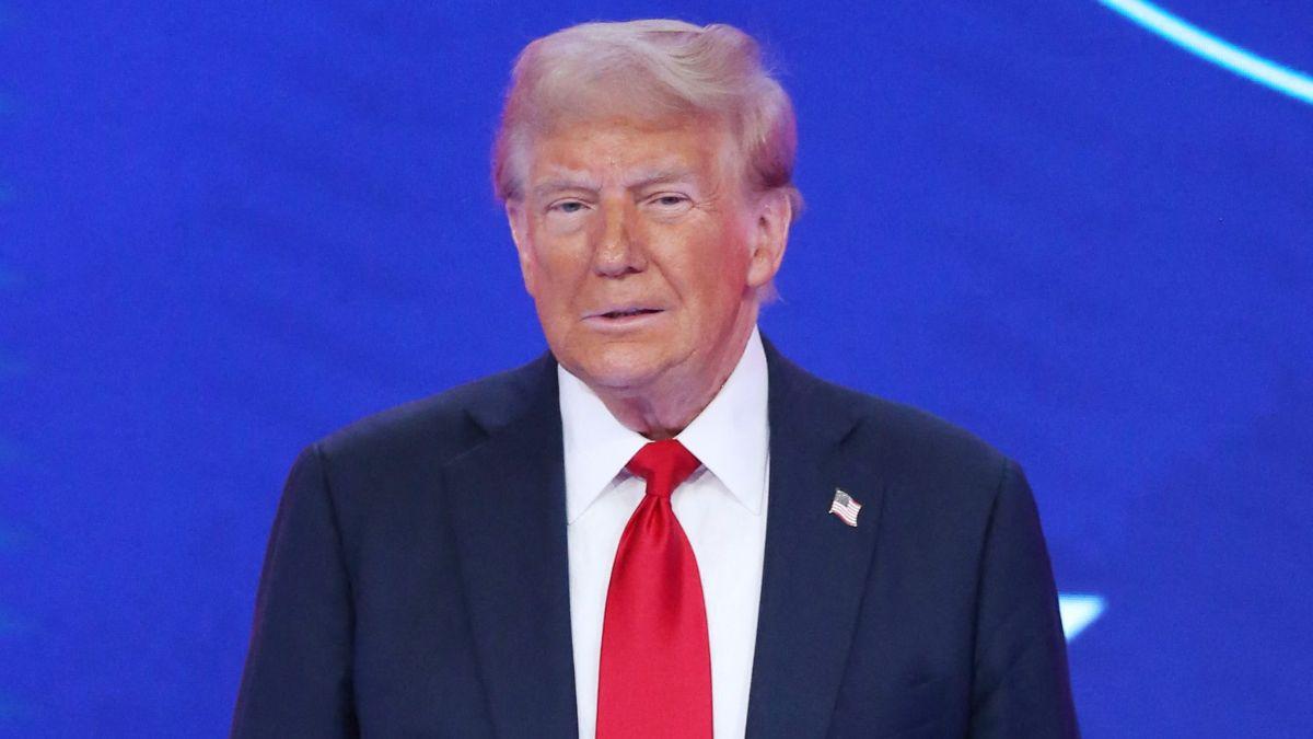 Donald Trump blasted for 'stuffing his face with pizza' at NBA Finals ...