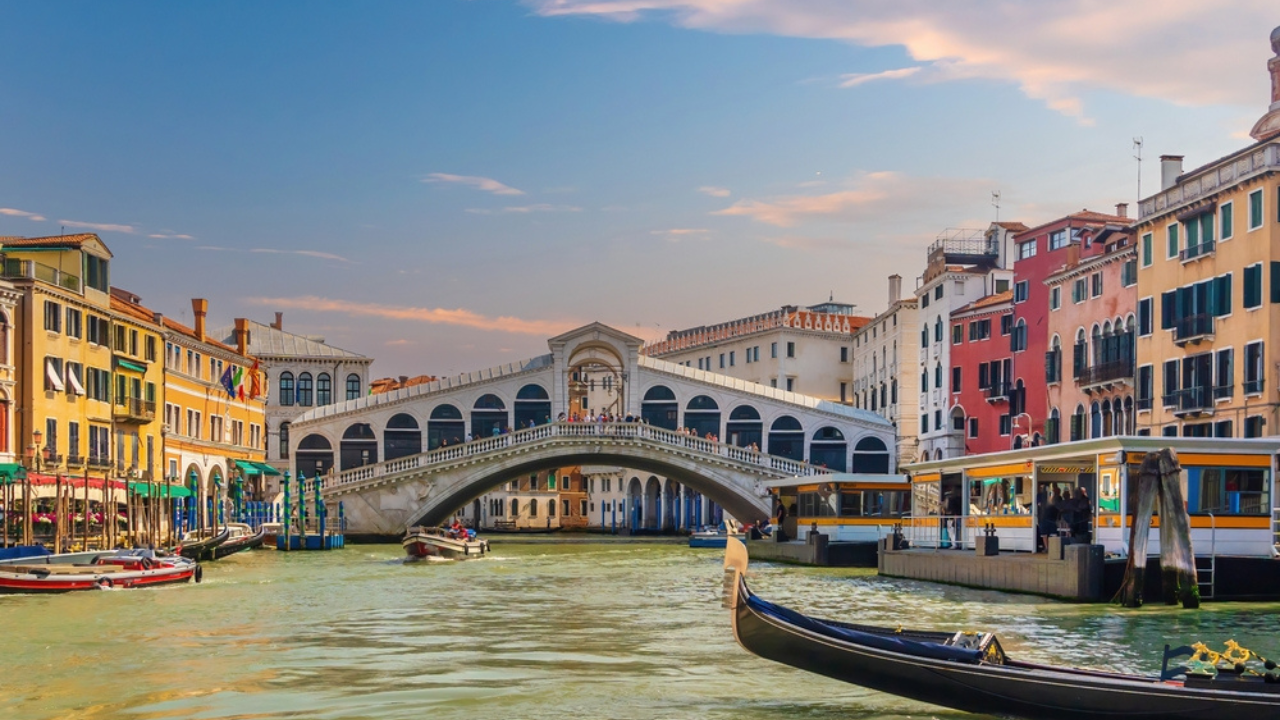 17 popular photo spots travelers say are harder to enjoy in real life