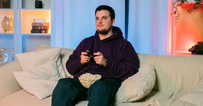 Dad helps lazy 21-year-old son still living at home to get a job ...