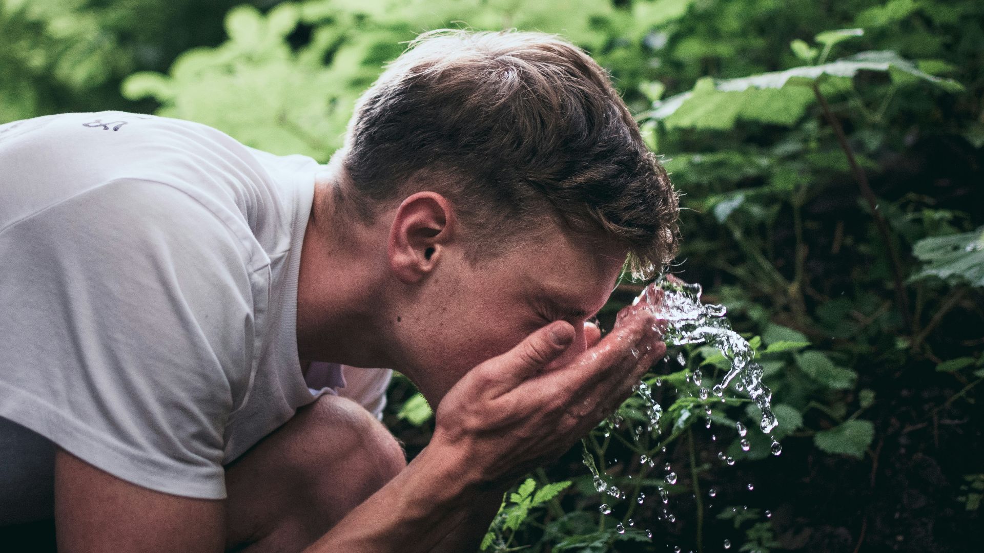 10 signs a man doesn't take care of his skin & 10 reasons men should