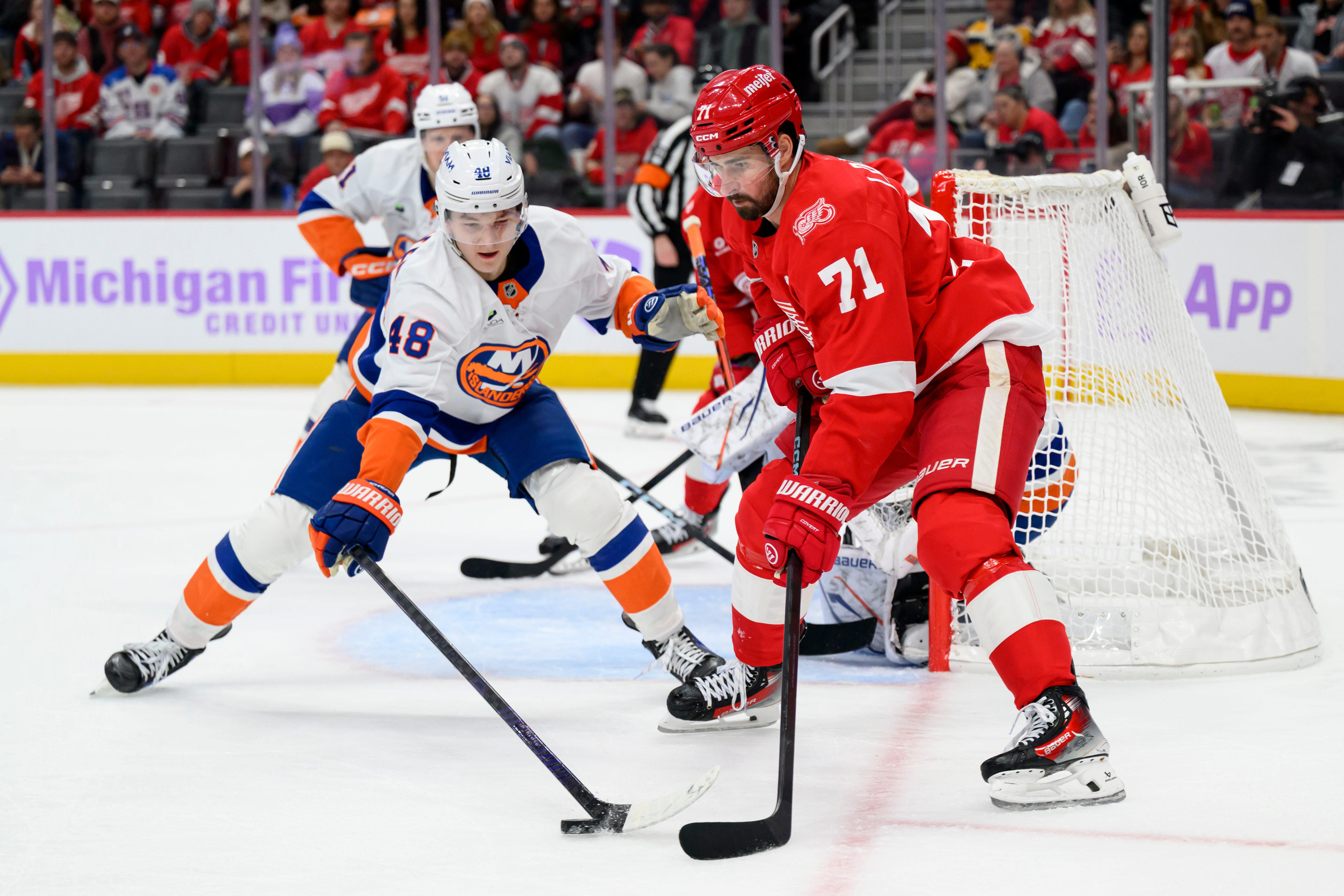 Dylan Larkin's list of teams growing, but Wings in no hurry for trade