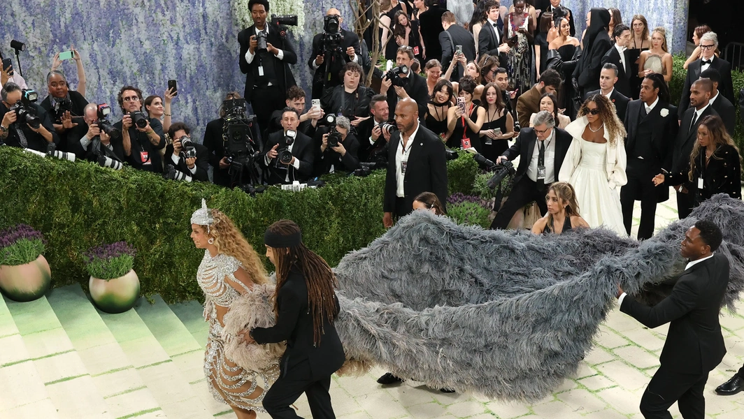 18 rare celebrity moments behind the scenes