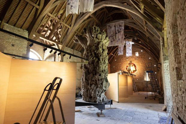 Sneak peak photos as Glastonbury Festival barn hosts artists for ...