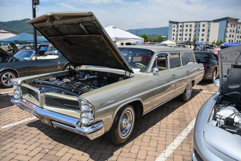 More than 500 cars attend the 26th annual Pontiacs in Pigeon Forge
