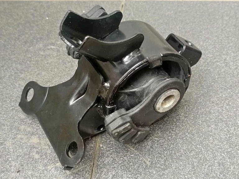 Kenali ciri-ciri engine mounting mobil yang rusak, harus diganti