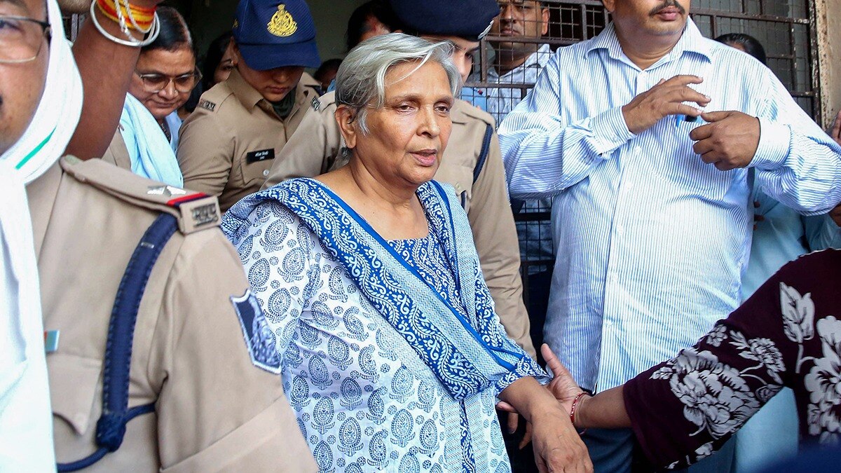 Reading books in jail: Women's panel rejects privileges claim for ...