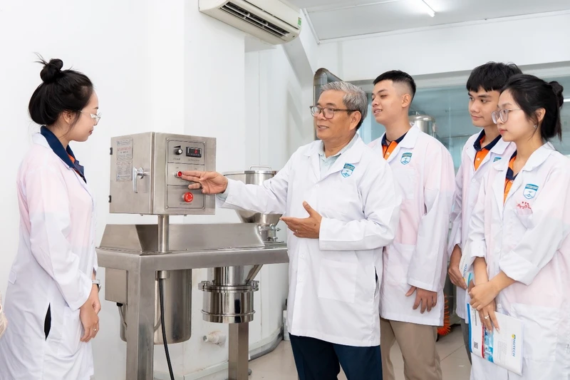 Học dược tại HUTECH: Vững chuyên môn, chắc tay nghề, nhận học bổng 30% ...
