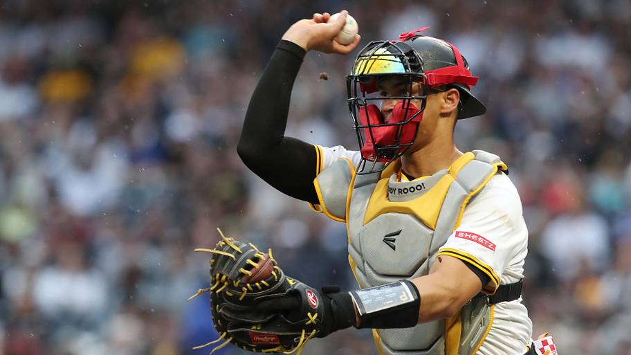 Pirates catcher departs Dodgers game with injury