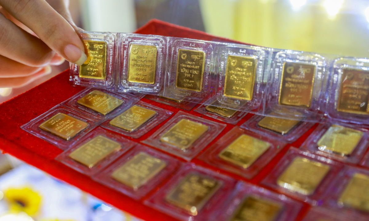 Gold prices plunge