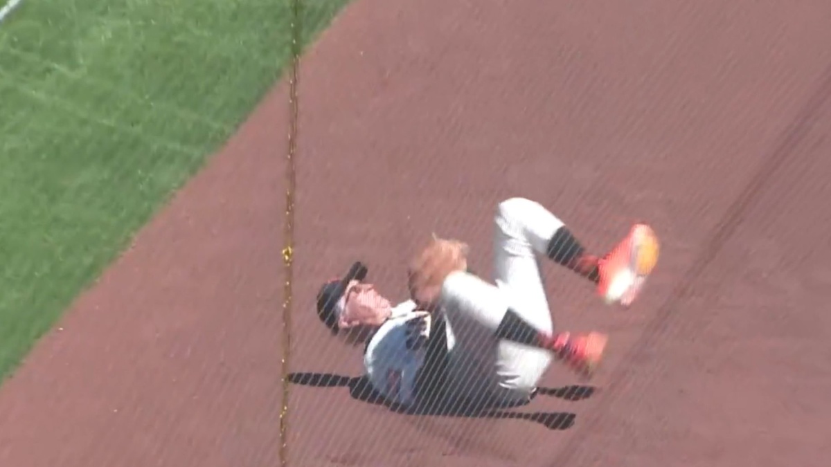 MLB: 77-year-old Giants ballboy steals the show with heart-stopping ...