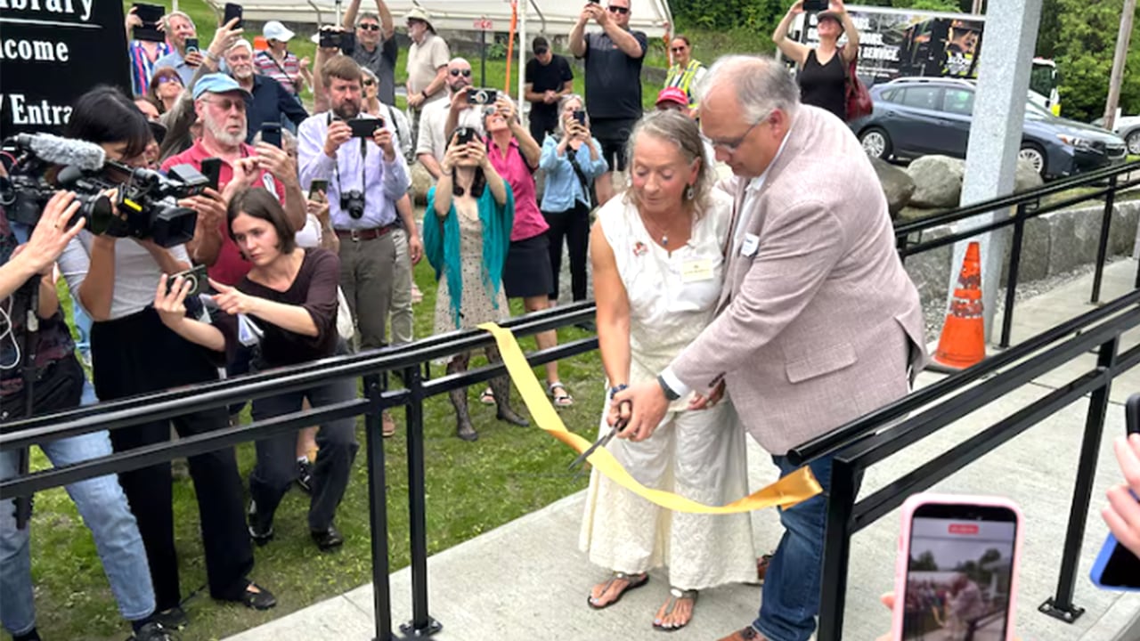 Quebec-Vermont border library gets new 'Canadian door'