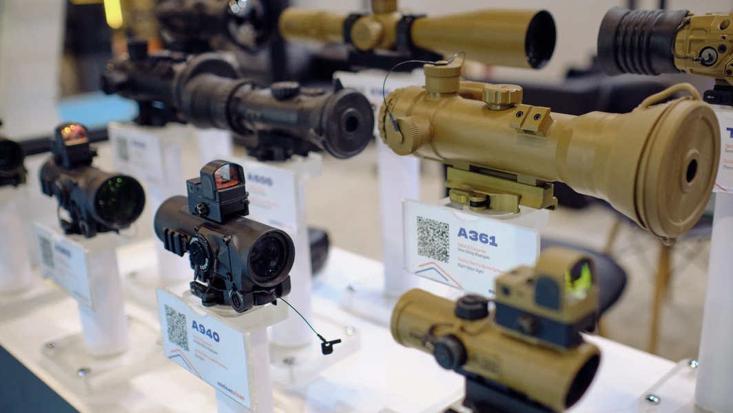 Comparing red dot and holographic sights