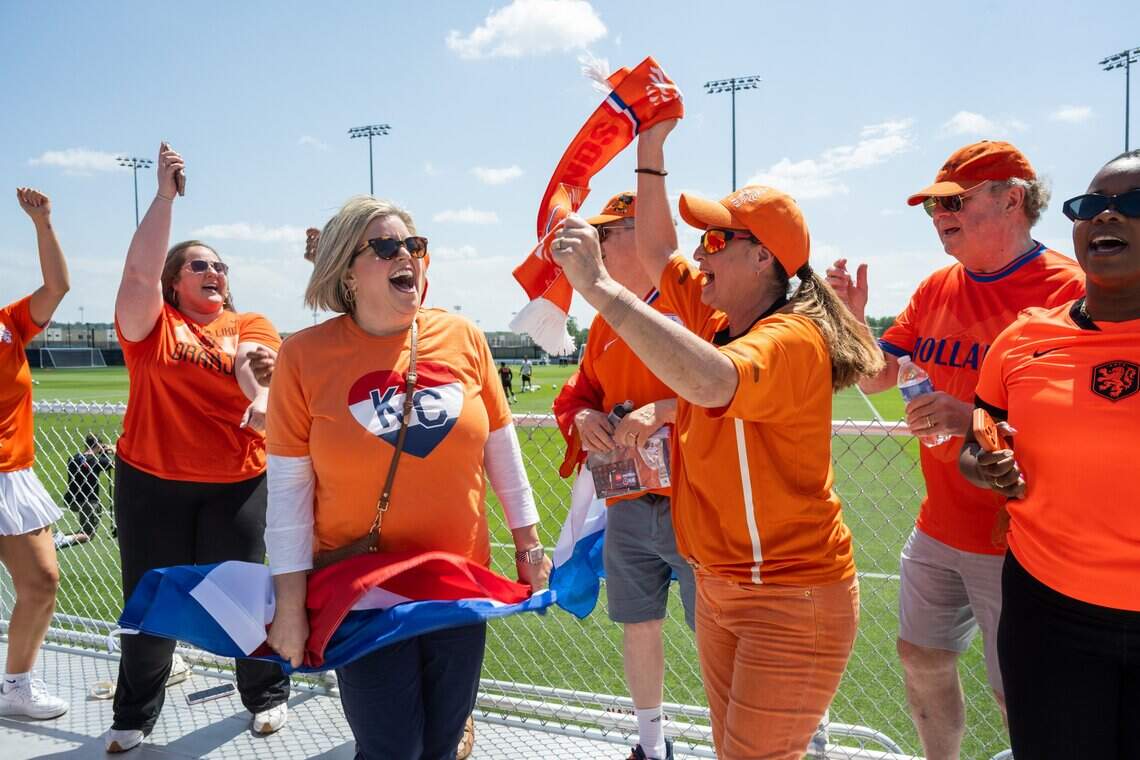 Absolutely amazing: Dutch fans watch Netherlands soccer team practice in KC