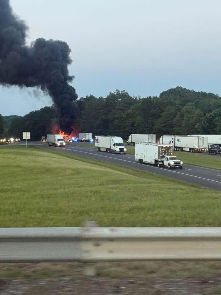 Semi-truck fire closes I-40 in Dickson County