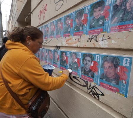 Madres buscadoras de Guerrero pegan estampas del Mundial con rostros de ...