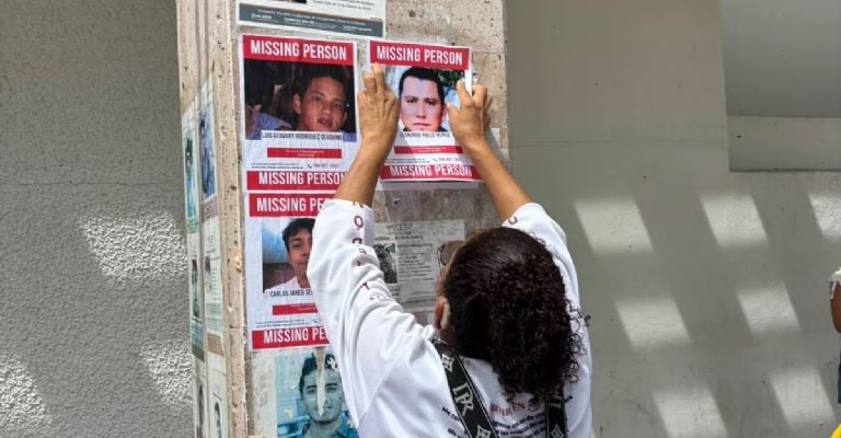 Madres buscadoras de Guerrero pegan estampas del Mundial con rostros de ...