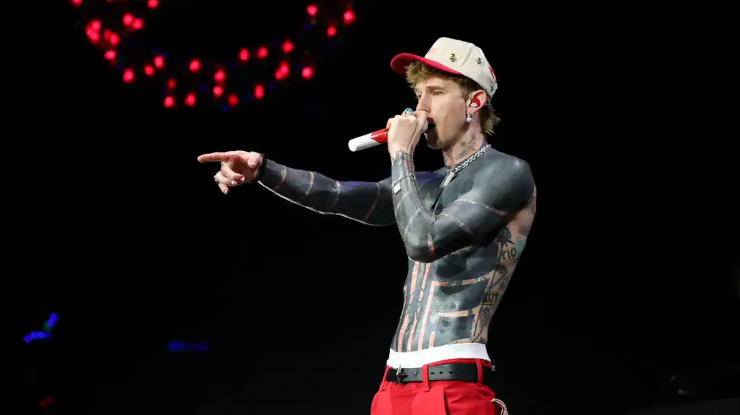 Machine Gun Kelly revela efeitos assustadores após tatuagens blackout ...