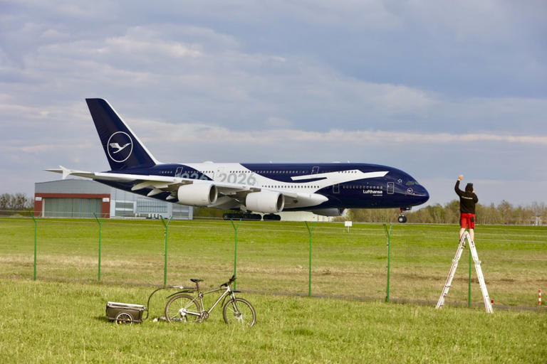 Jubiläums-A380 in Dresden gestartet: Doch Flughafen muss Spotter-Tour ...