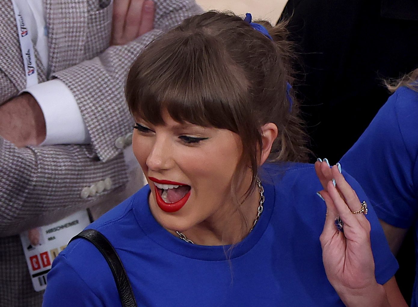 Taylor Swift goes viral for what she wore to Knicks-Spurs Game 4