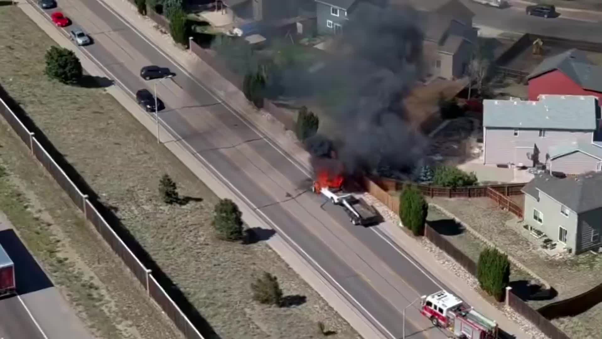 CSFD: Car fire spread to fence before being extinguished