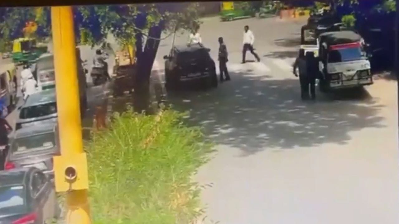 Delhi: SUV tries to run over traffic cop in New Friends Colony ...