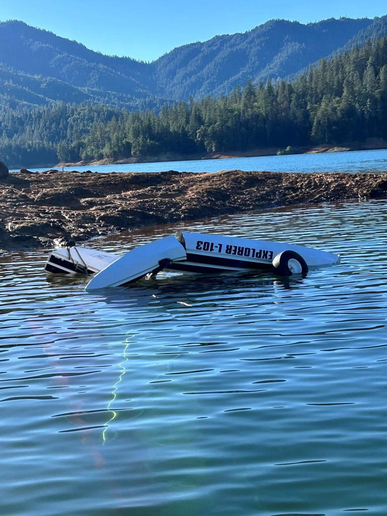 Amphibious glider crashes into Lake Shasta, injuring pilot