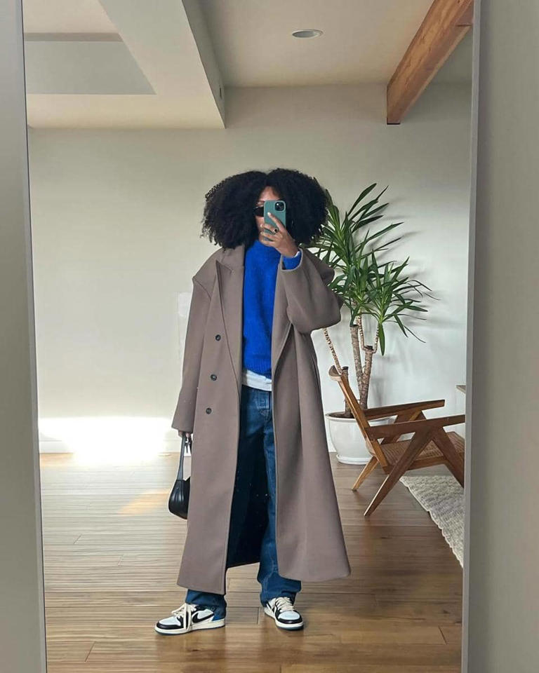 Atasan warna cobalt cocok dengan bawahan warna apa? Ini padu-padannya!