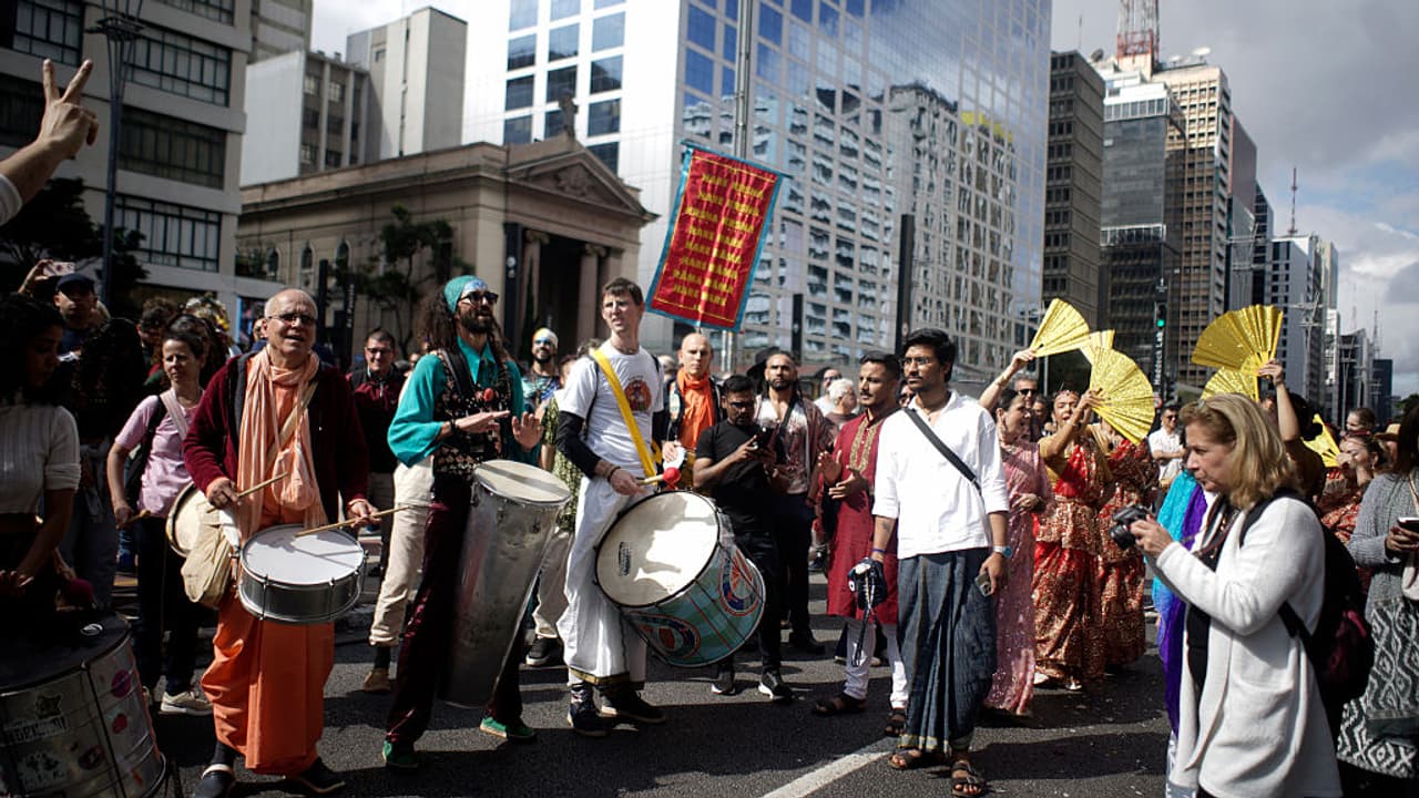 Robot’s viral dance with Hare Krishna devotees stuns Knicks fans during ...