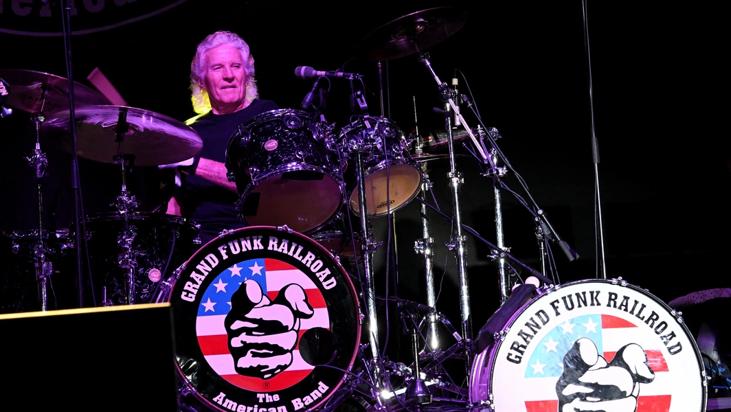 6 iconic bands with original members still alive