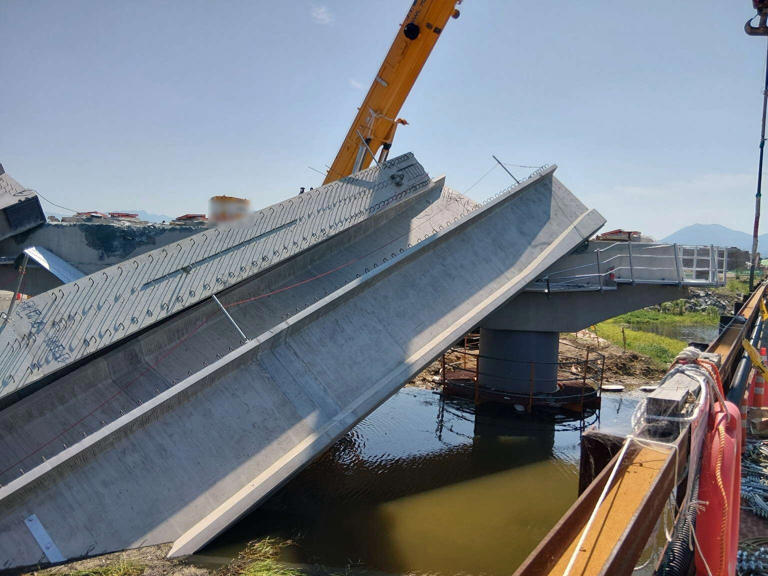 Busan bridge collapse injures two workers during construction