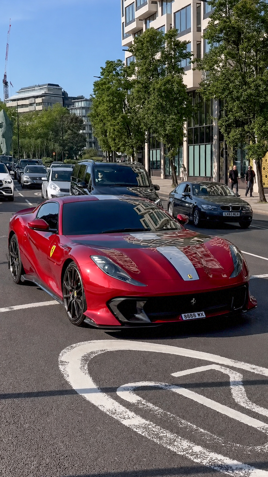 Ferrari 812 Competizione met klassieke racestrepen