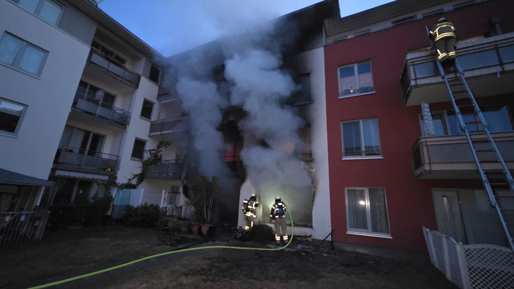 Lübeck-St. Gertrud: Feuerwehr wegen Wohnungsbrand im Großeinsatz