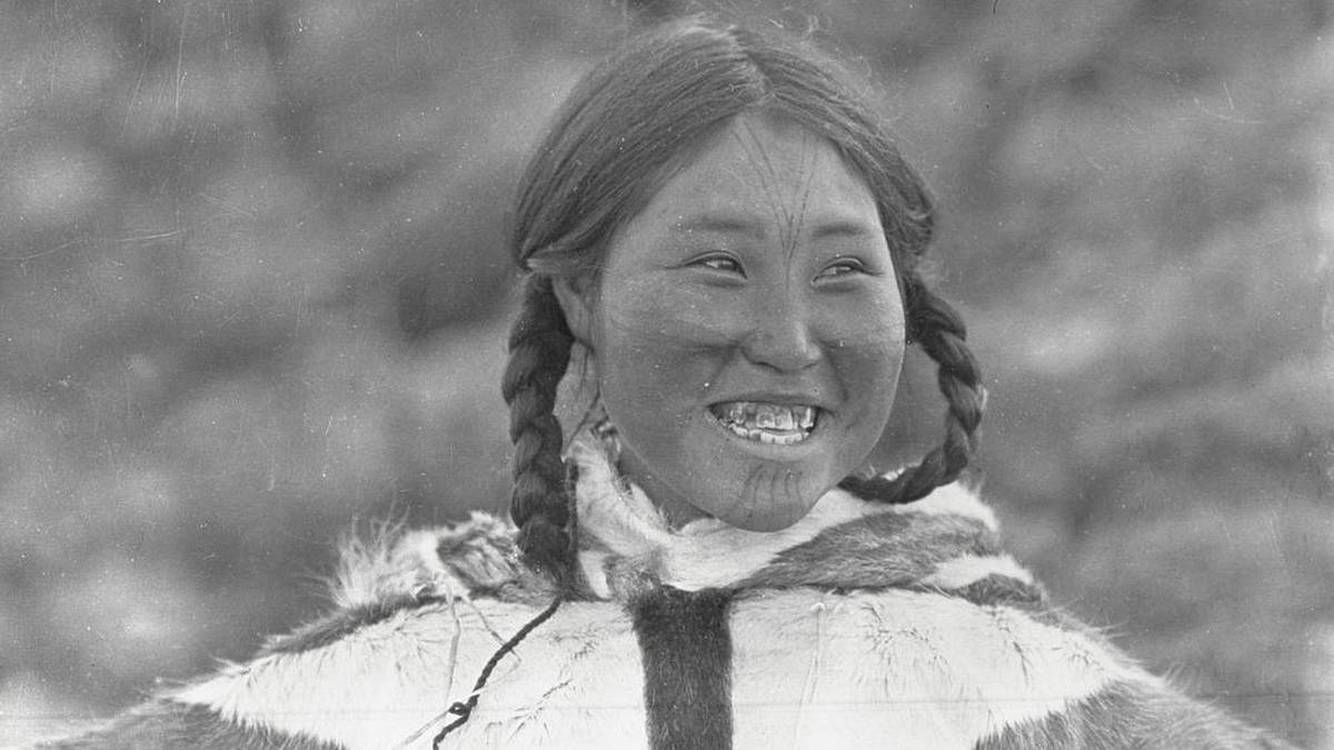 Sbíral inuitské příběhy, žil s Inuity a i on byl z části Inuit. Knud ...