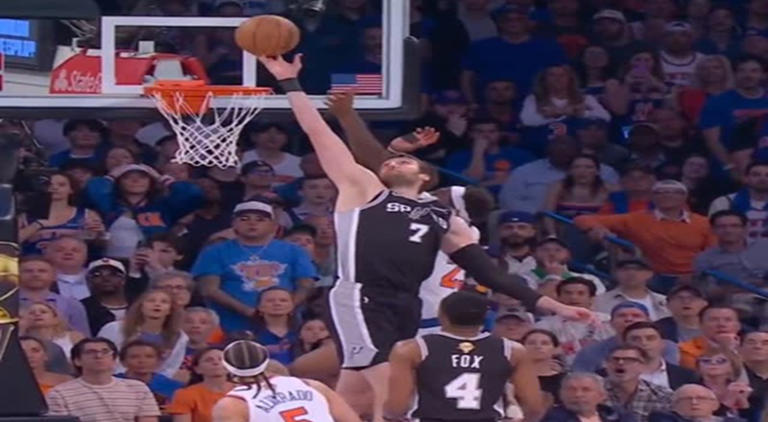 Knicks’ fans were angry after no goaltend call on Luke Kornet’s block ...