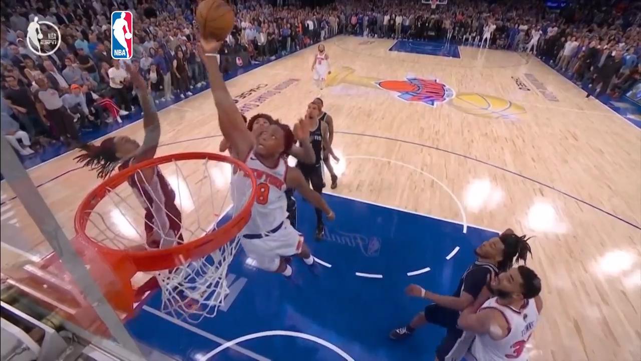 Knicks erase 29-point deficit to stun Spurs, move within one win of ...