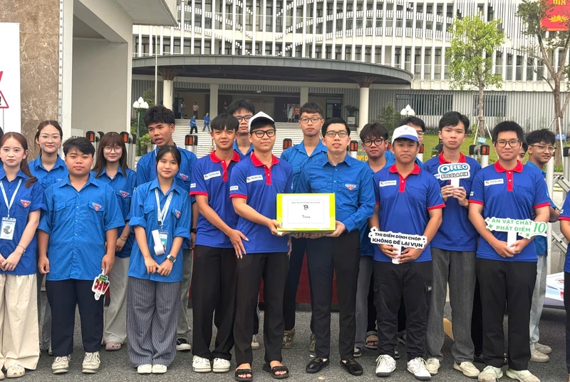 ‘Áo xanh’ Đất Tổ tiếp sức sĩ tử thi tốt nghiệp THPT