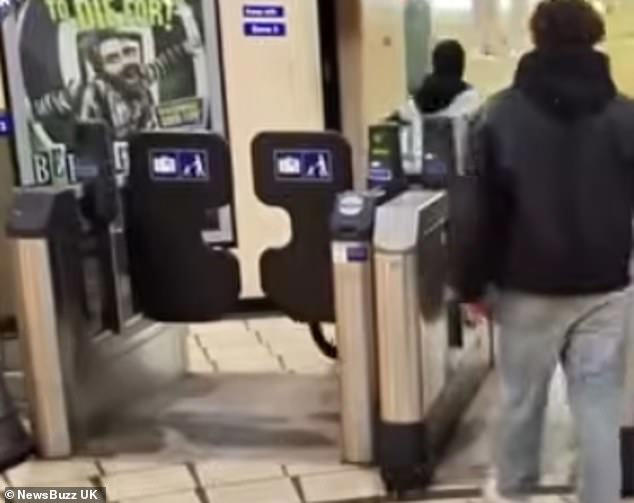 Fare dodging cyclist forces his way through wide gate at Tube station ...
