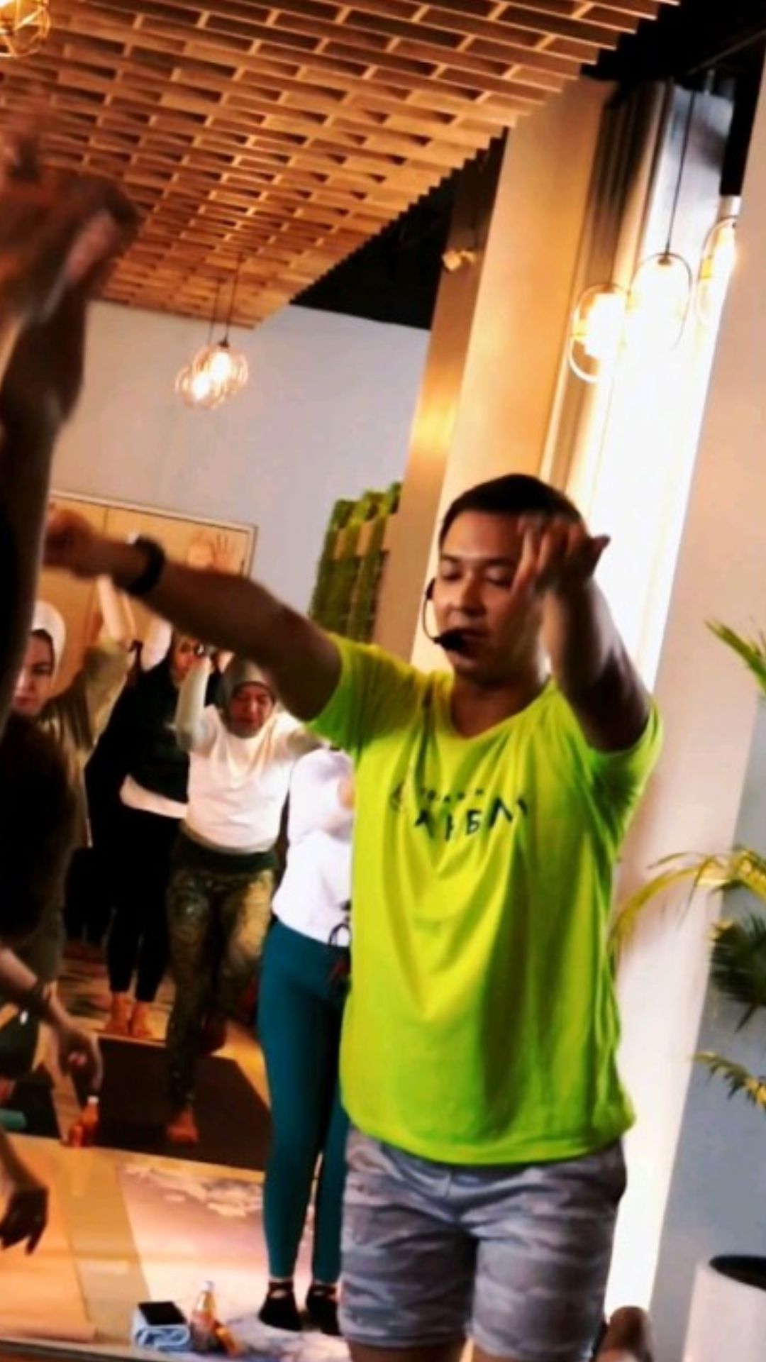 Sesi yoga bersama akbar di Grand Whiz Cikini untuk relaksasi total