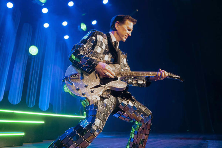 Chris Isaak: Ένας σύγχρονος crooner στον Λυκαβηττό