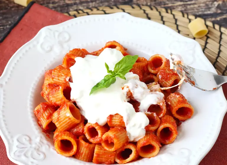 Pasta with stracciatella and creamy tomato: The first course ready in ...