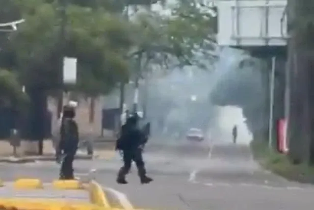 Video | Así quedó el vehículo que fue impactado por un artefacto ...