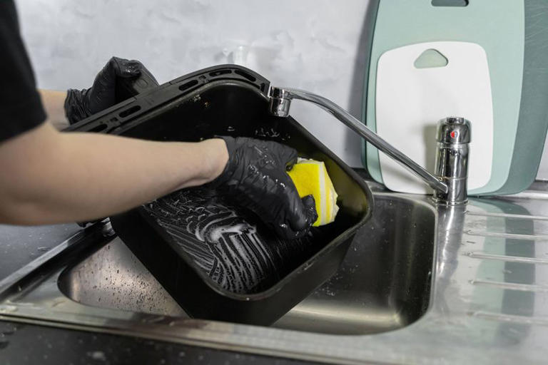 Air fryers will be clean in 10 minutes when cleaned with 'liquid gold ...