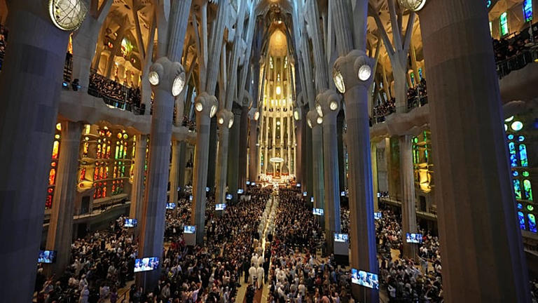 Espanha: inauguração da nova torre da Sagrada Família junta 120 mil pessoas