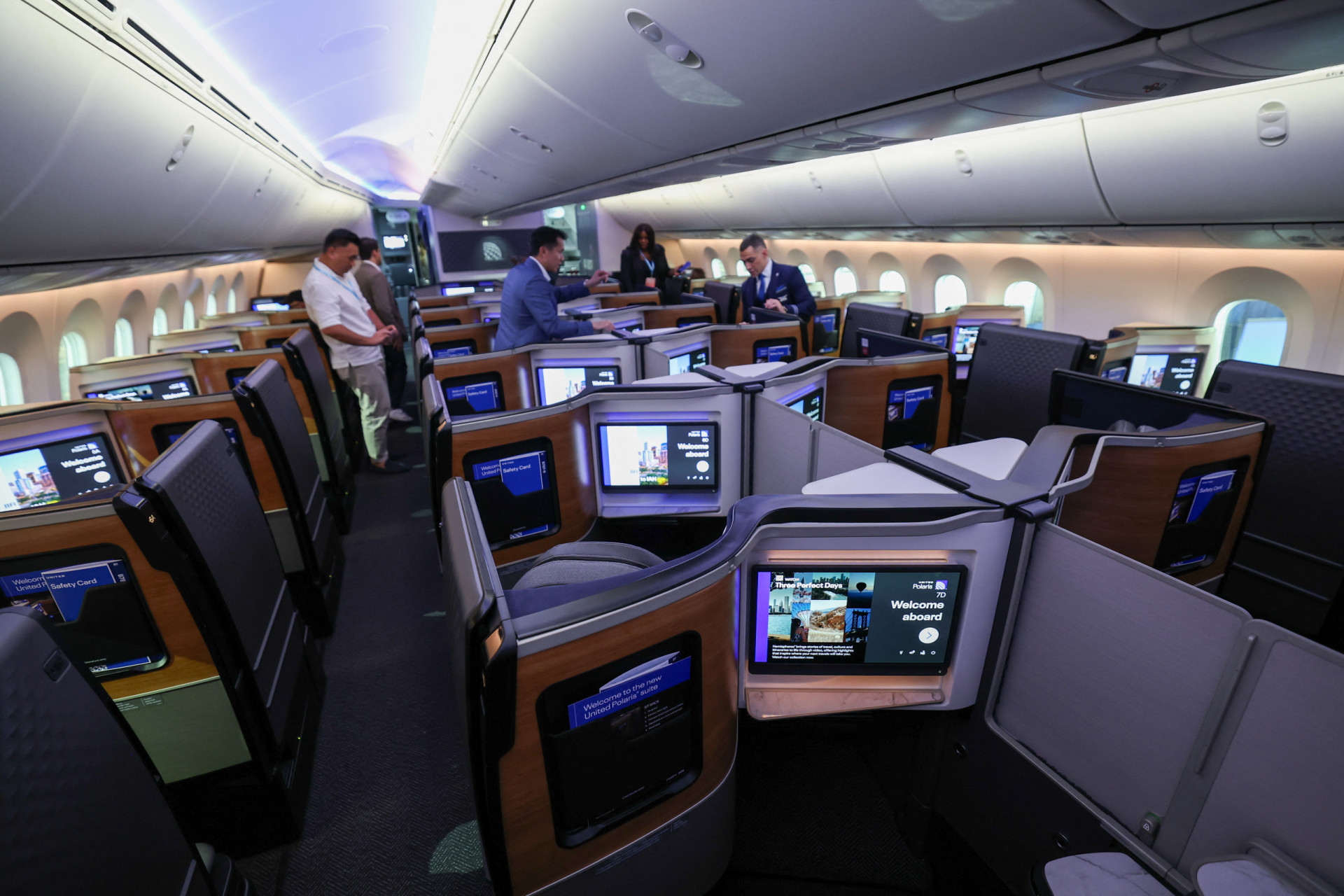 Obvious signs of first-time business class passengers, according to ...