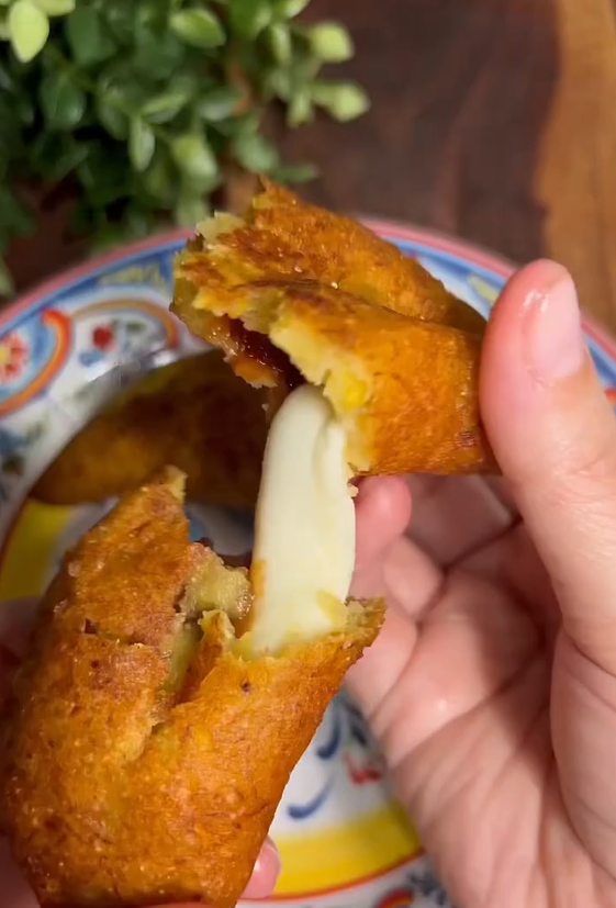 Empanadas de plátano rellenas: receta dulce o salada fácil y casera