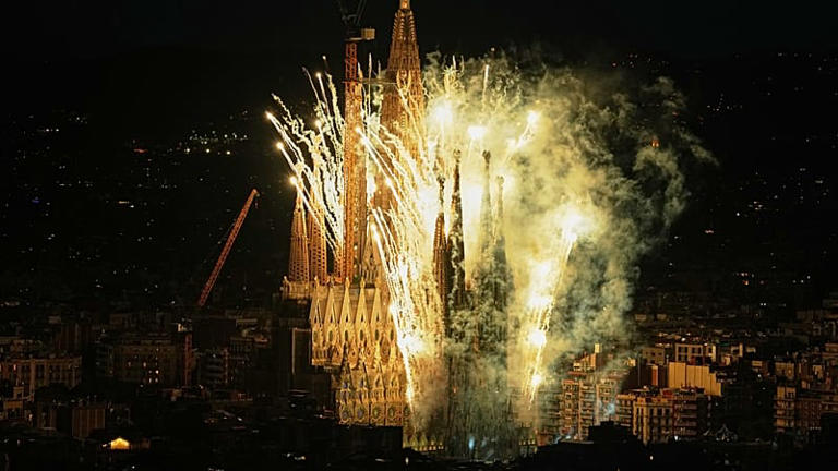 Espanha: inauguração da nova torre da Sagrada Família junta 120 mil pessoas