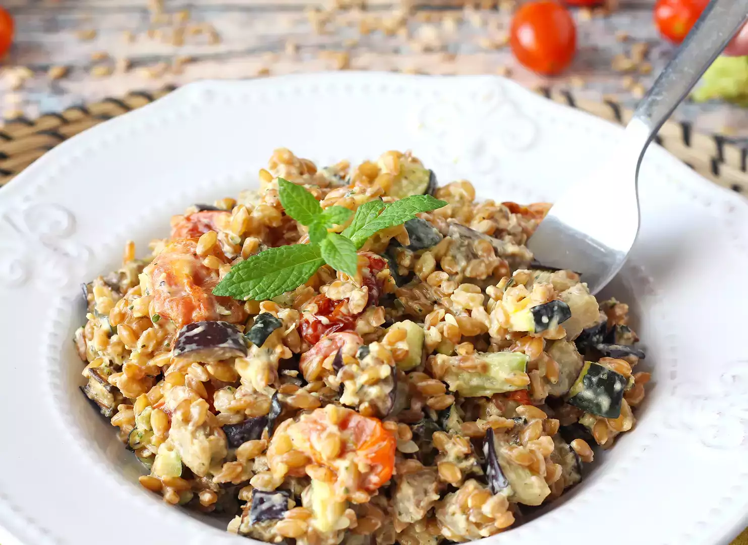 Romige speltsalade met courgettes, aubergines en cherrytomaatjes