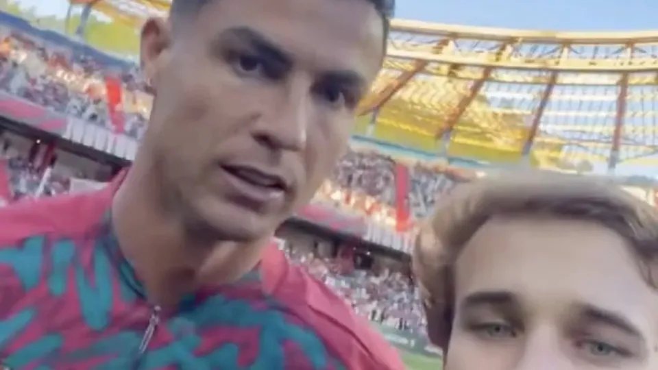 Invade relvado, filma tudo e a resposta de Cristiano Ronaldo é impagável