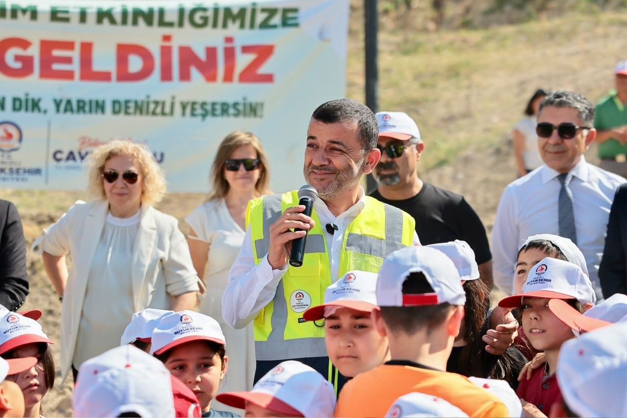 Doğayla buluşan çocuklar zeytin fidanlarıyla yeşile katkı yaptı