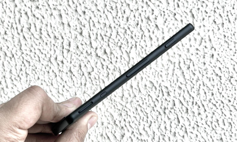 Xteink X4 review: I doubted this tiny e-reader, but it fixed my poor ...